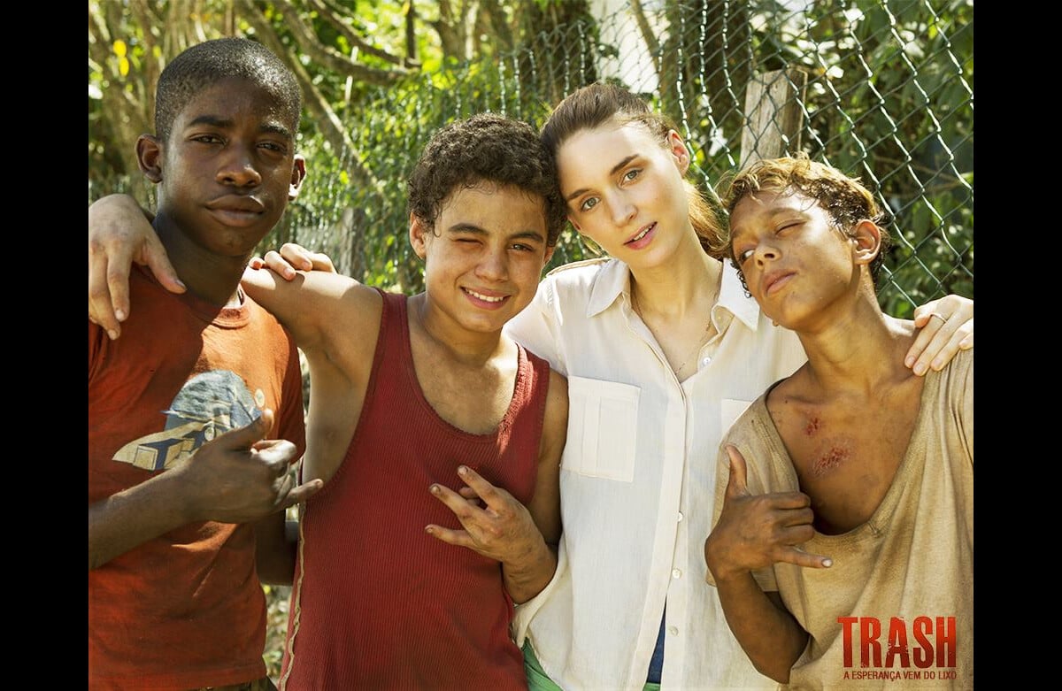 Foto: Rooney Mara com Rickson Tevez, Gabriel Weinstein e Eduardo Luis ...