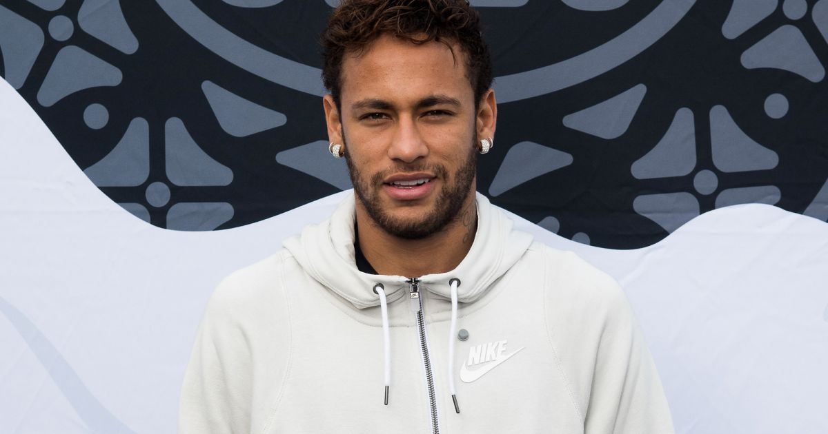 Neymar está atualmente em sua casa em Paris, atuando pelo PSG na França ...