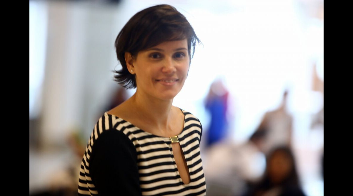 Foto: Deborah Secco é simpática com os fotógrafos - Purepeople
