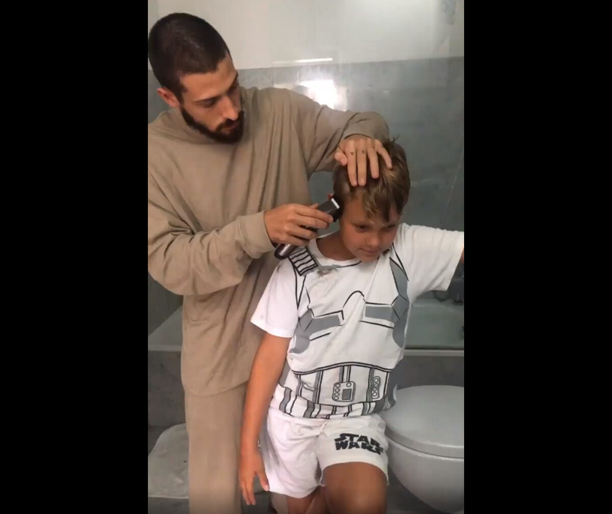 Foto: Marido de Carol Dantas, Vinícius Martinez faz cabelo moicano em ...