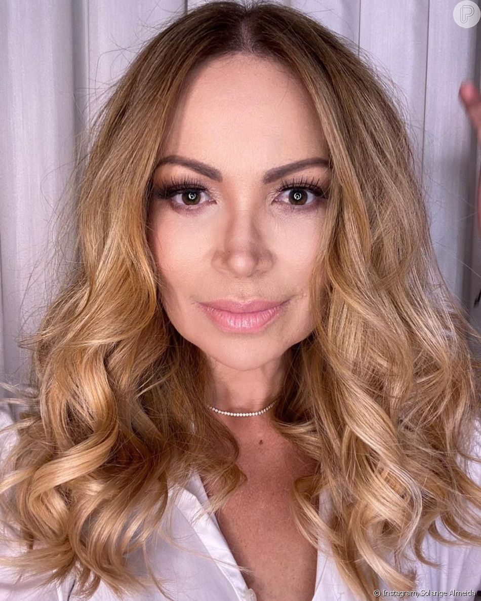Solange Almeida adotou cabelo loiro em novembro de 2020 atendendo ...