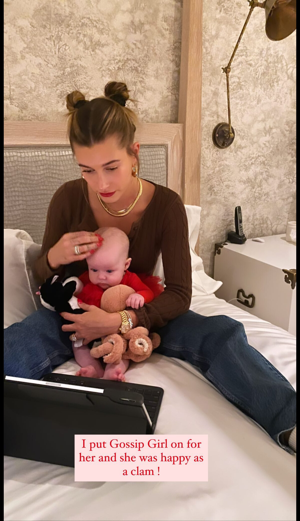 Foto: Hailey Bieber encanta em foto com bebê no Natal - Purepeople