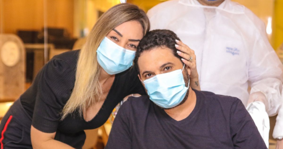 Edson ganha carinho da mulher ao deixar hospital após 7 dias internado ...