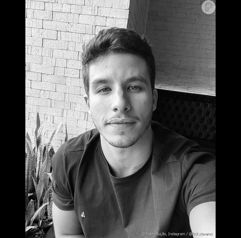 Ricky Tavares, de 29 anos vive o noivo da protagonista interpretada por ...