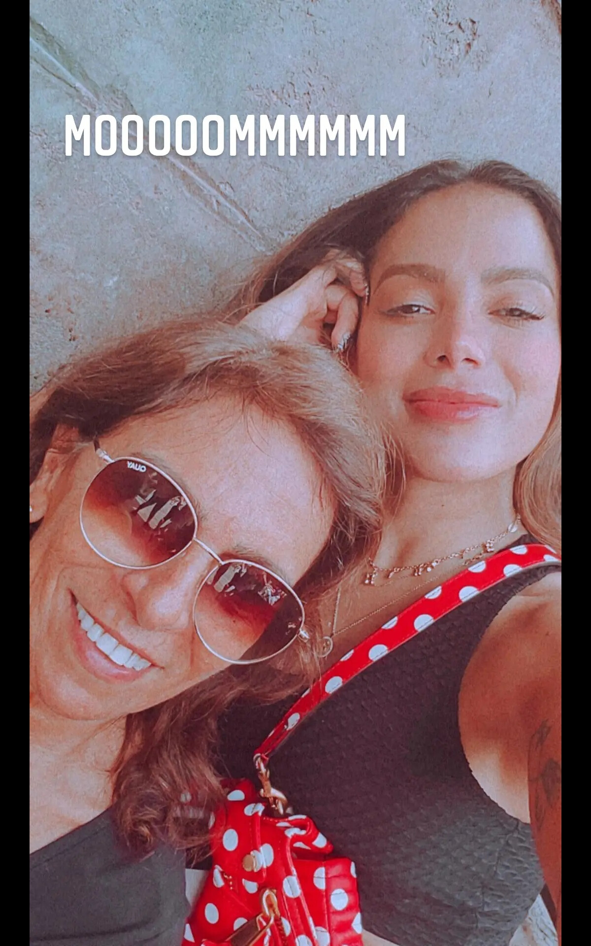 Foto: Anitta levou sua mãe, Miriam Macedo para viagem à Disney com os ...
