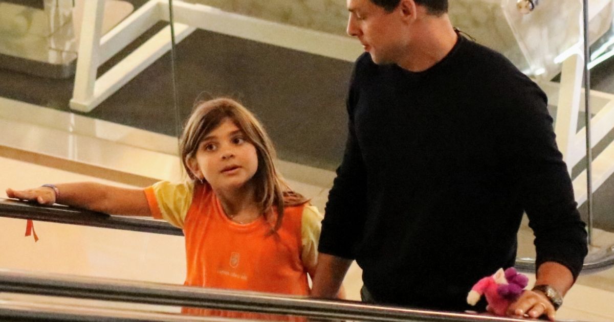 Cauã Reymond costuma passear com frequência com a filha, que tem nove ...