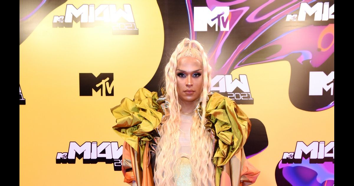 Lia Clark escolheu look com volume e paleta suave - Purepeople