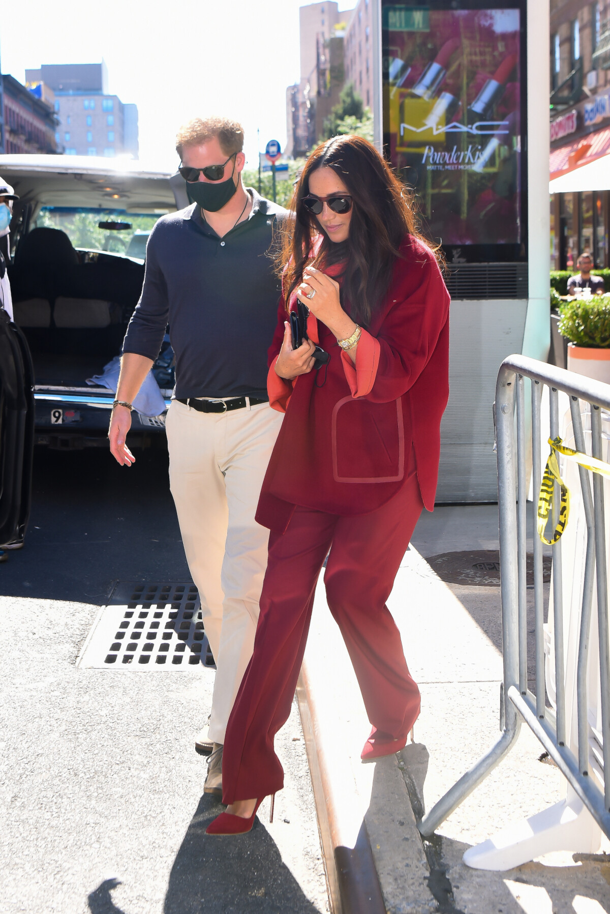 Foto: Meghan Markle escolheu look monocromático magenta em viagem ...