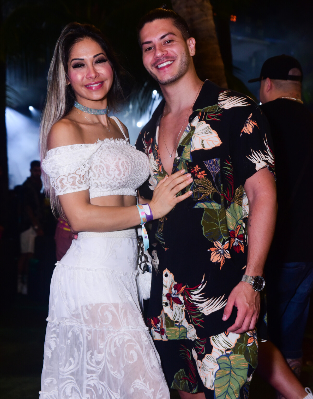 Foto: Mayra Cardi e Arthur Aguiar prestigiaram o segundo dia da Farofa ...