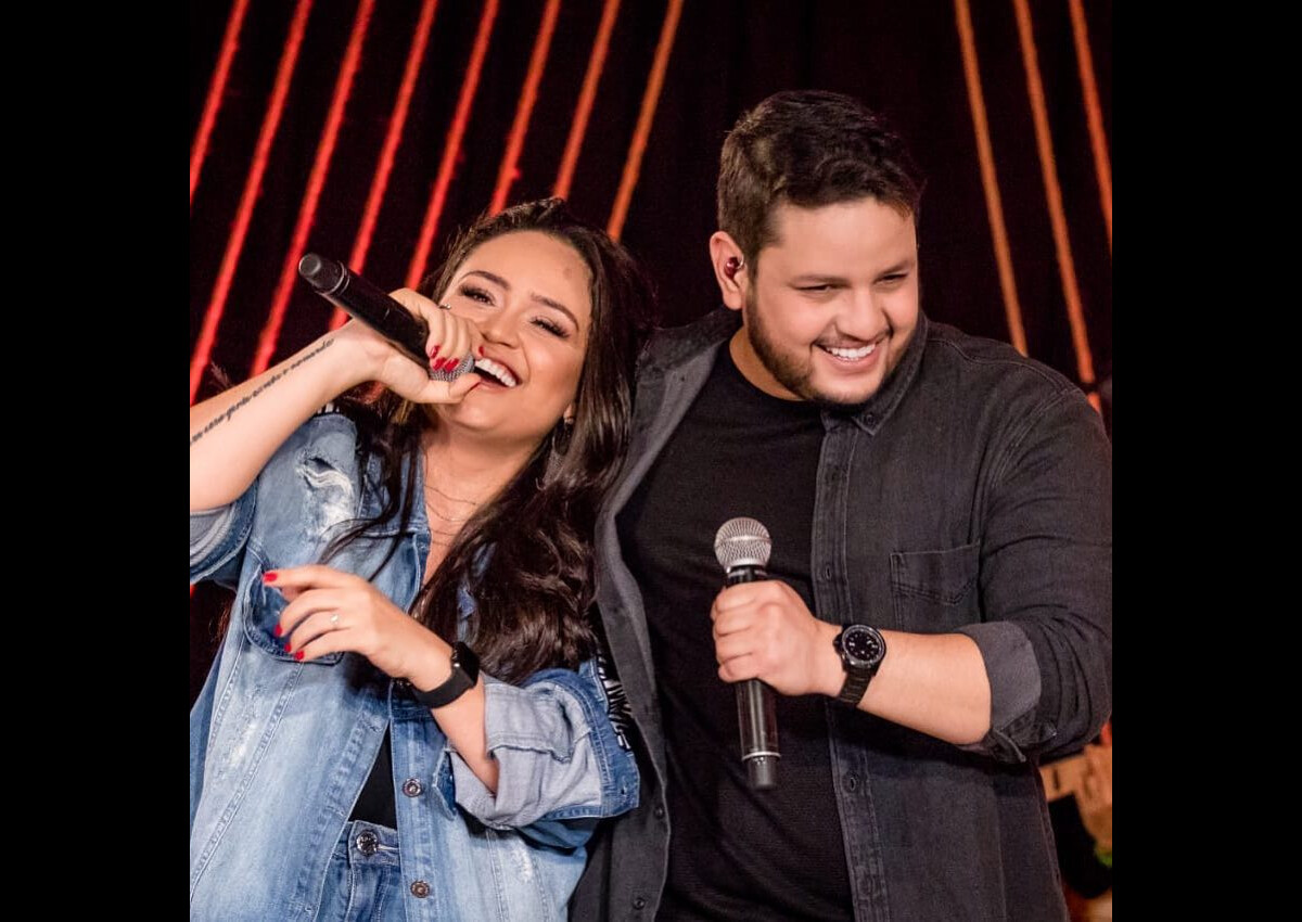 Foto: Maurílio faz dupla com a cantora Luiza - Purepeople