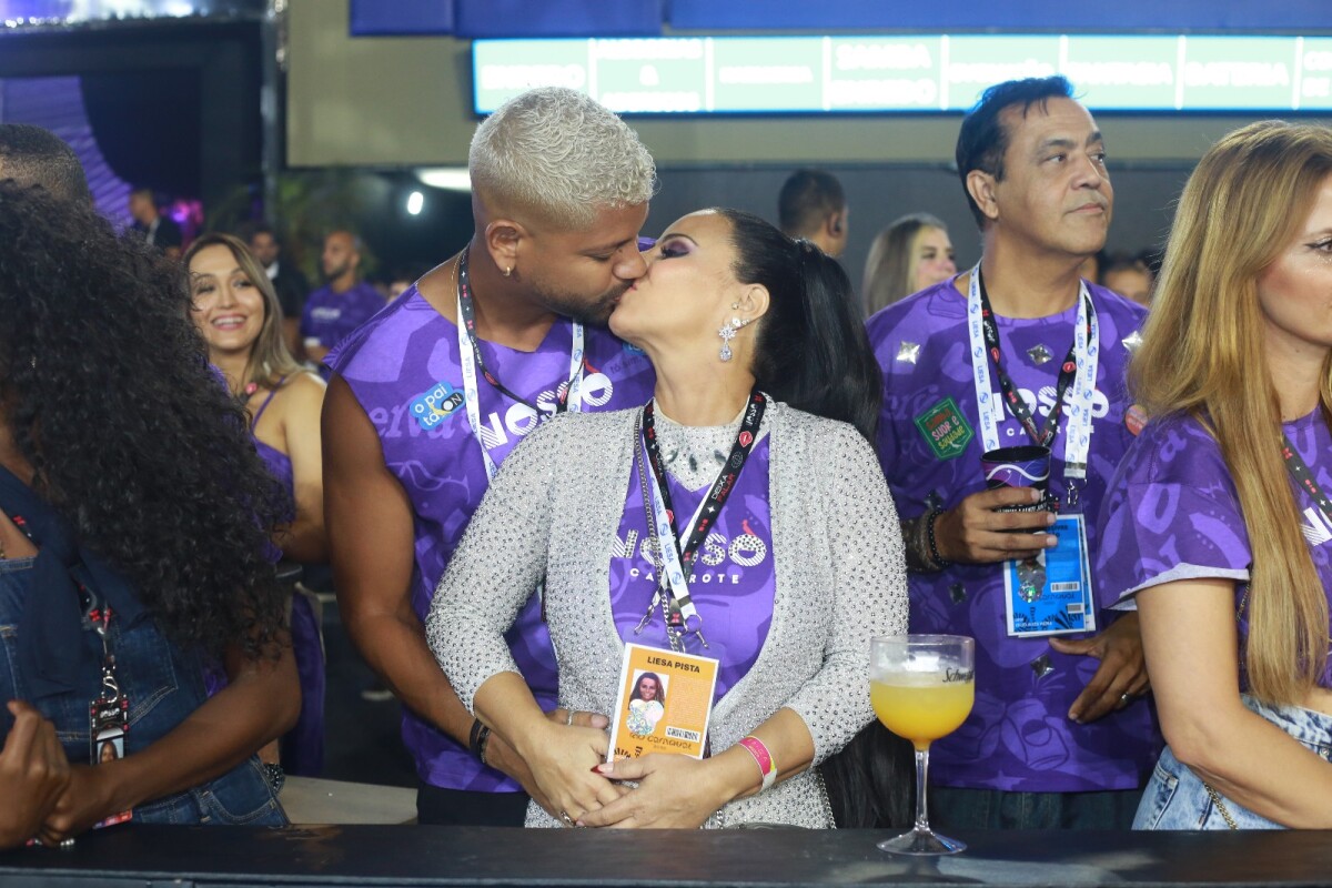 Foto: Viviane Araujo trocou beijos e carinhos com o marido, Guilherme ... Foto: Viviane Araujo trocou beijos e carinhos com o marido, Guilherme ...