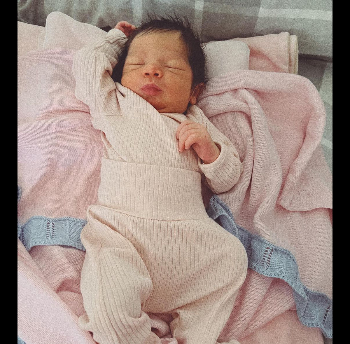 Foto: Nas redes sociais, Gabriel Jesus se derreteu pela menina - Purepeople