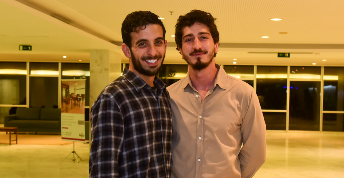 Foto: Johnny Massaro é visto em rara aparição ao lado do namorado ...