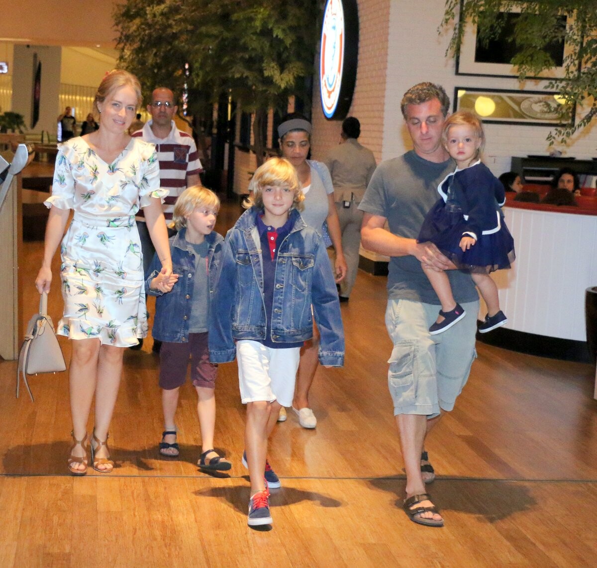 Foto: Angélica e Luciano Huck jantam com os filhos em restaurante em ...