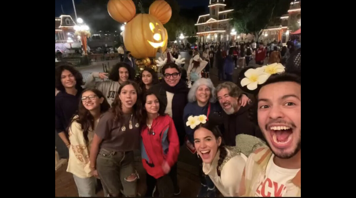 Foto: Bruna Marquezine e Xolo Maridueña combinaram um acessório de ...