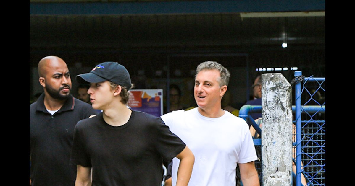 Luciano Huck acenou para fotos ao deixar local de votação no Rio de ...