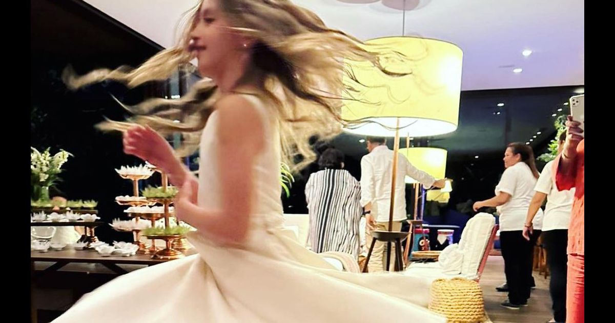 Eva escolheu um vestilo longo e sapatilhas para a primeira comunhão ...