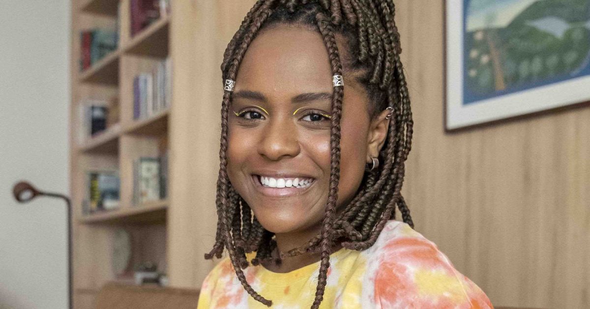 Isa (Duda Santos) sai da sala depois que o pai chega para dar aula na ...