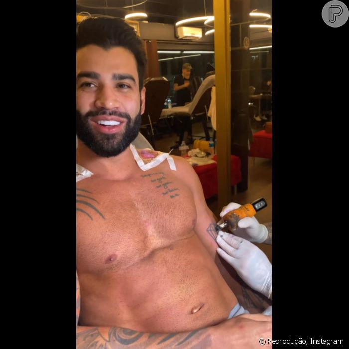No total, Gusttavo Lima fez cinco novas tatuagens - Purepeople