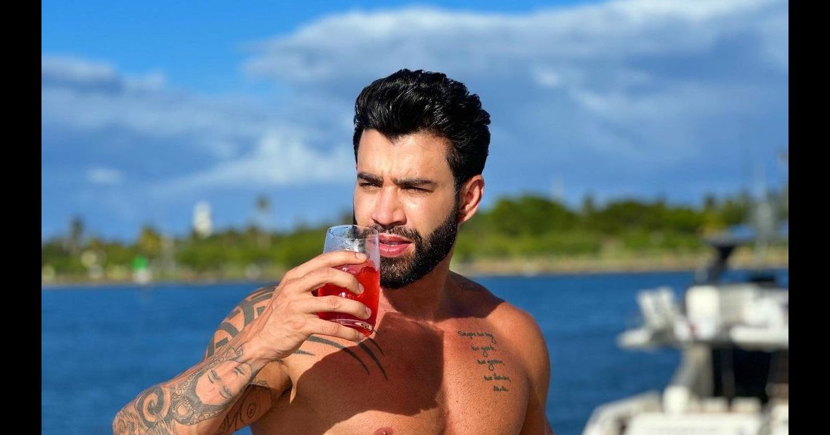 Gusttavo Lima sempre chama atenção pelas tatuagens no corpo - Purepeople