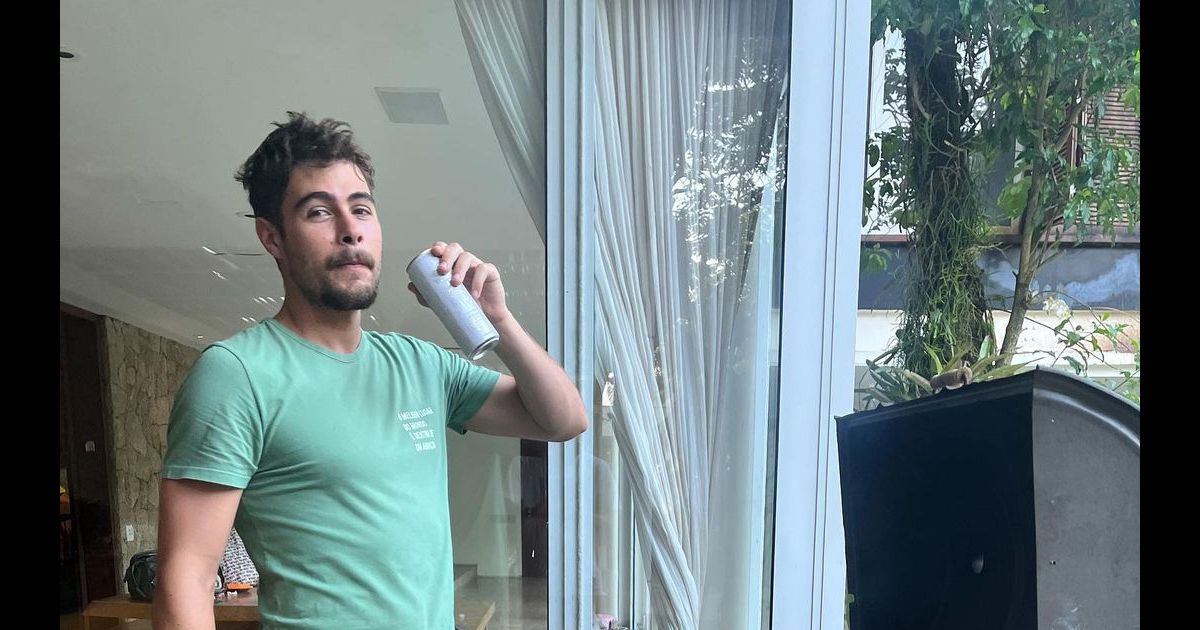 Rafael Vitti, de sunga, estimulou os seguidores a dar uma legenda para ...