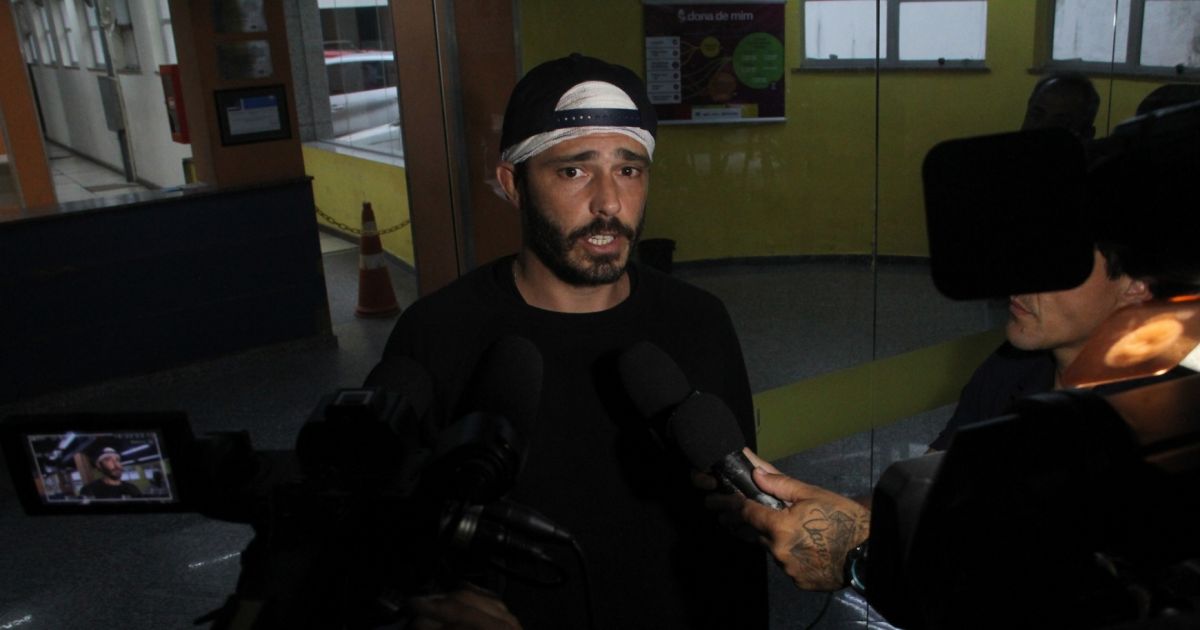 Vídeo mostrou Thiago Rodrigues caindo sozinho ao tentar se sentar em uma barraca de feira livre ...