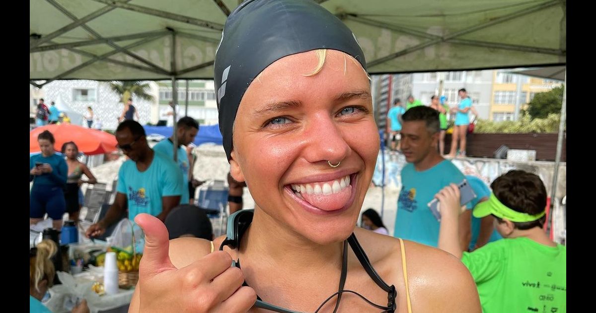 A atriz Bruna Linzmeyer fez uma publicação de biquíni, segurando uma ...