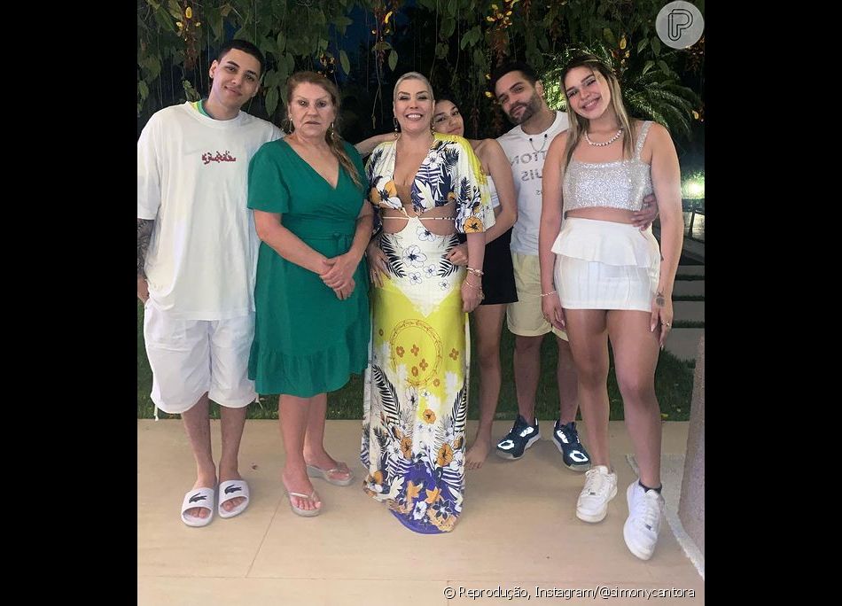 Simony agradece a Deus e surge com filhos, mãe e marido depois de luta ...