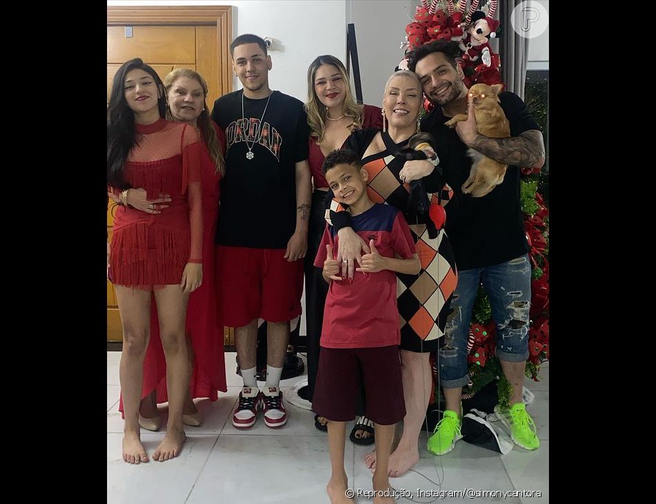 Simony agradece a Deus e surge com filhos, mãe e marido depois de luta ...