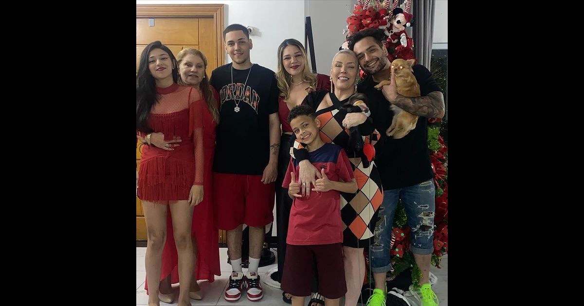 Simony havia surgido com os quatro filhos, a mãe, e o marido, Felipe ...