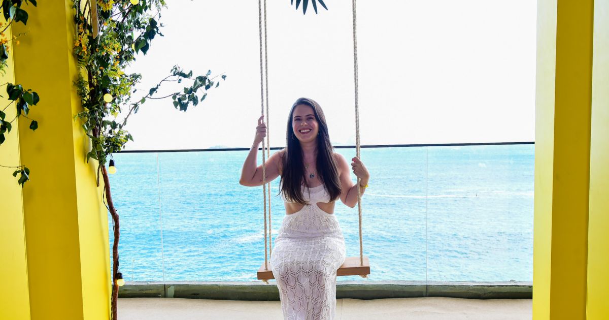 Mari Bridi apostou em vestido com rendas e transparência - Purepeople