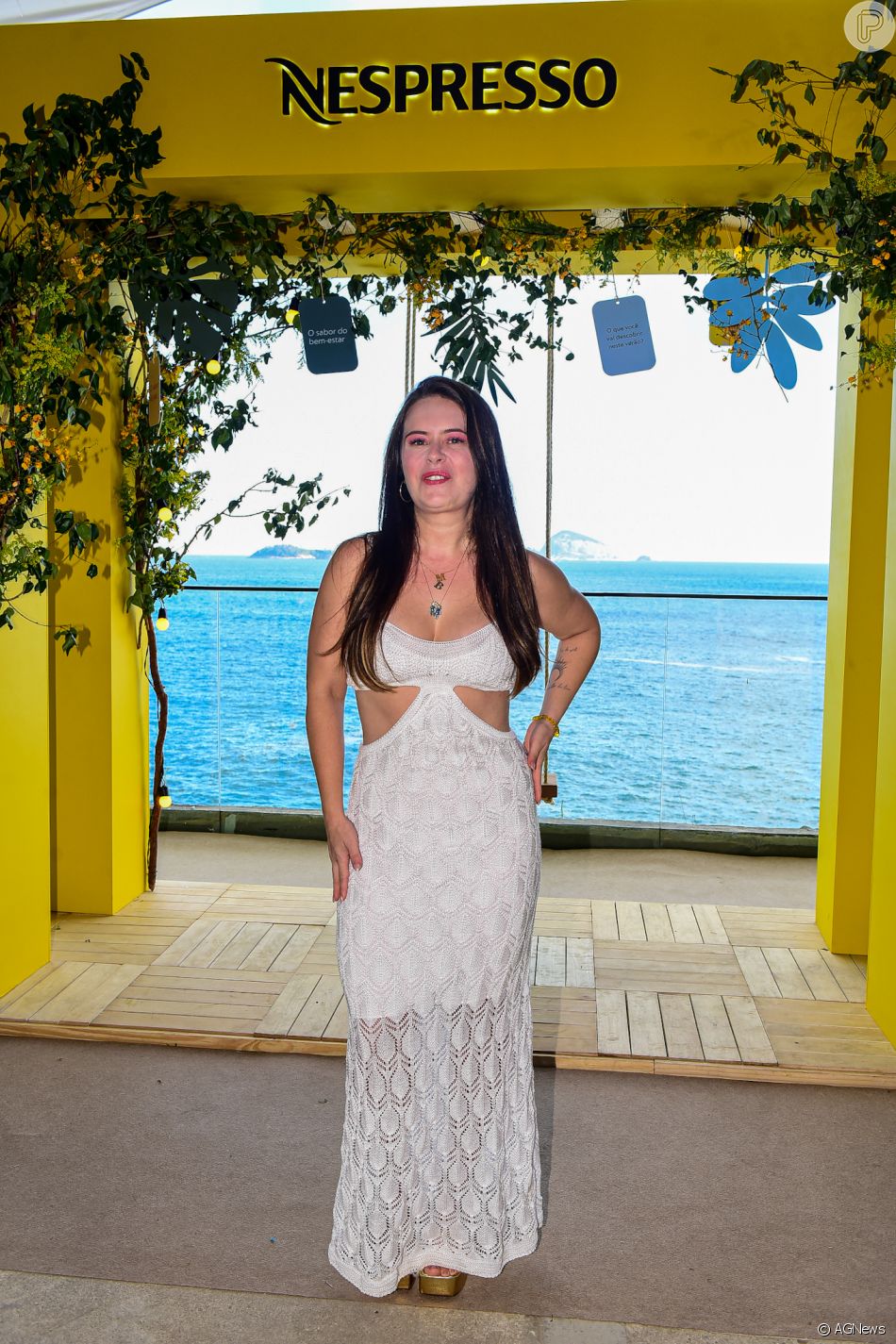 Mari Bridi valoriza corpo em look recortado em primeira aparição após ...