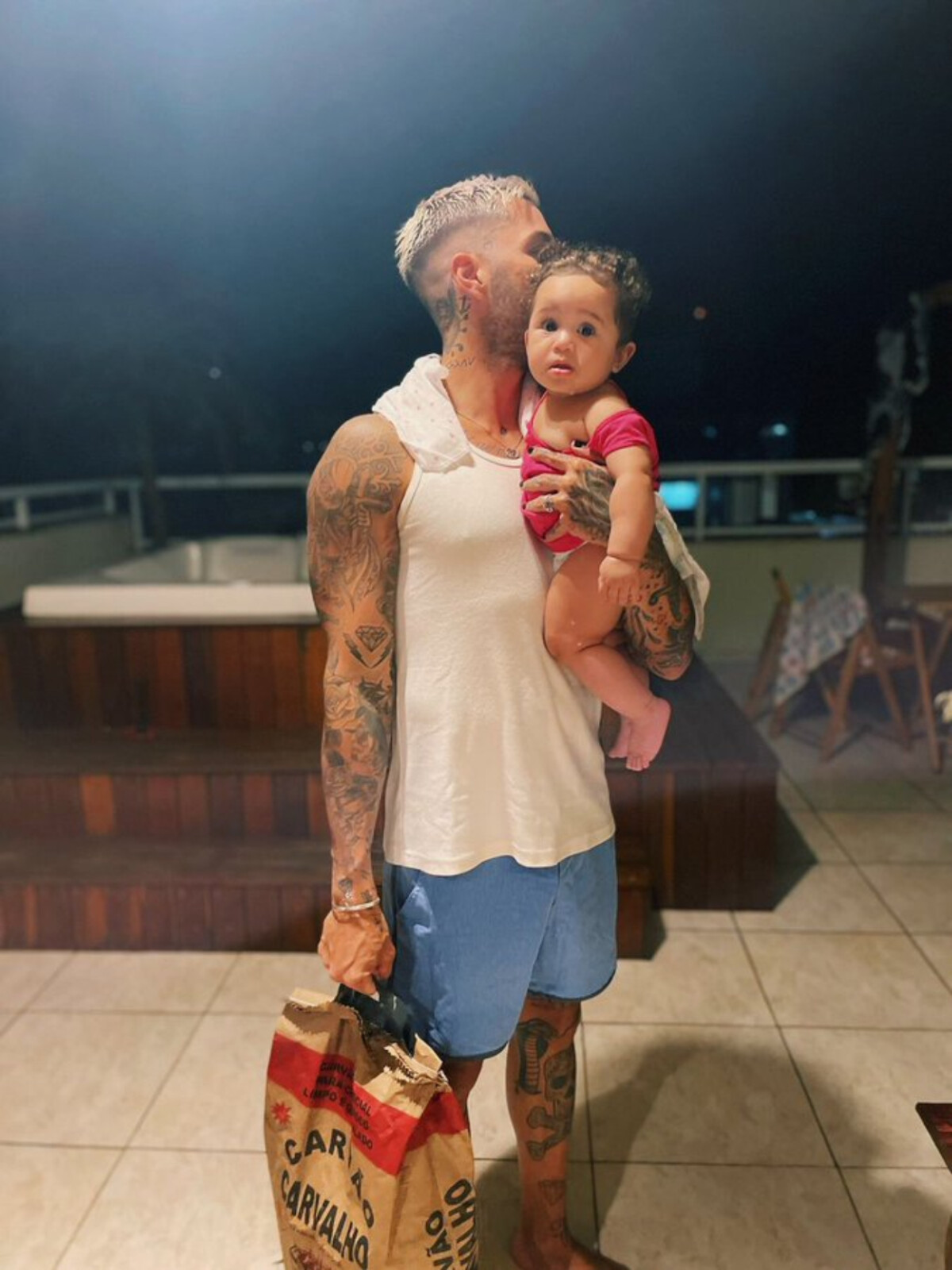 Foto: Gui Araújo posou com filha da namorada, Karoline Lima, e internautas reagiram - Purepeople