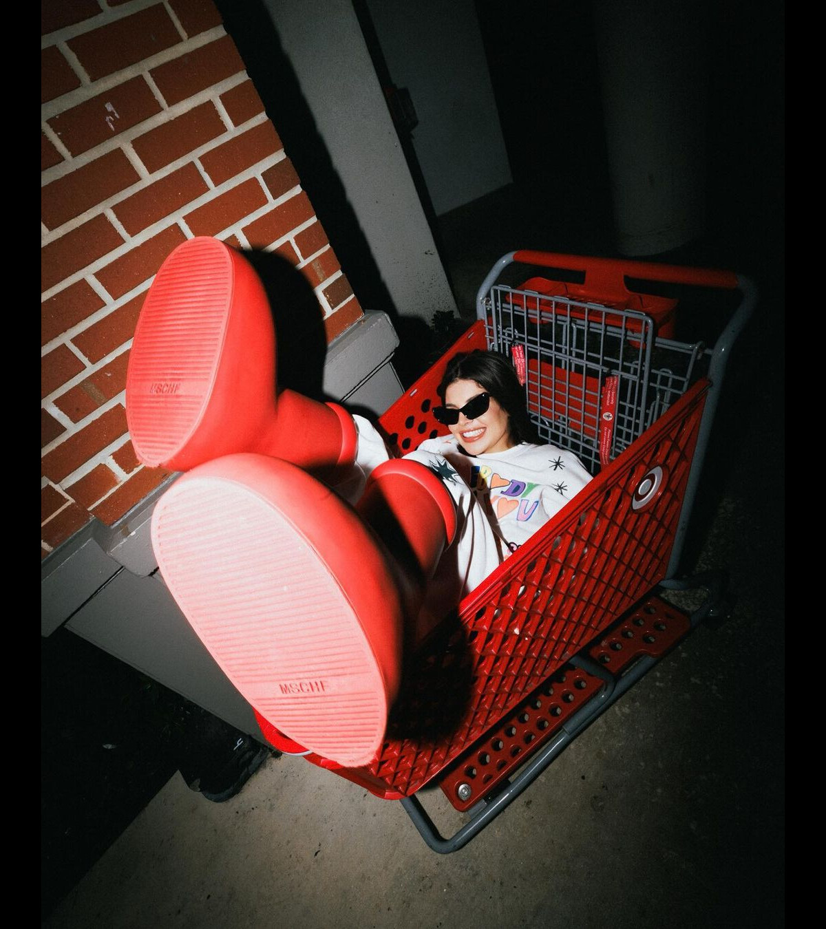 Foto: Gkay surgiu em foto usando as Big Red Boots - Purepeople