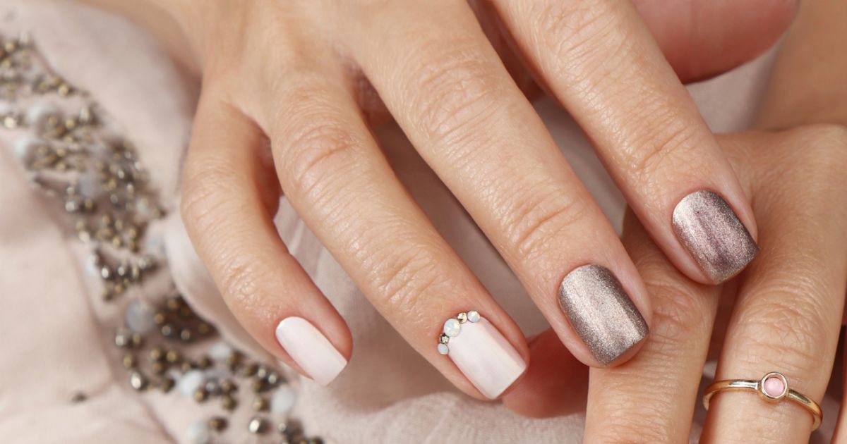 Unhas decoradas com bege e marrom cintilante: essa versão ainda ganhou ...