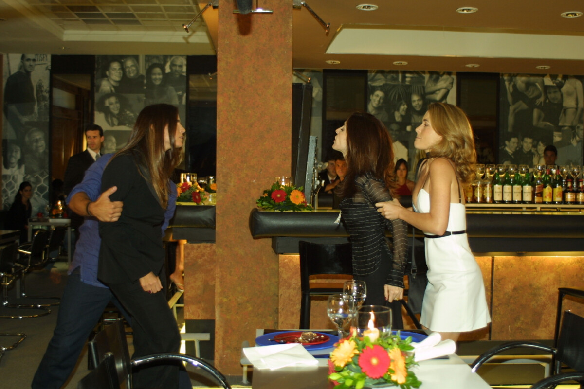 Foto: Cena de agressão de Maria Clara (Malu Mader) a Laura (Claudia ...