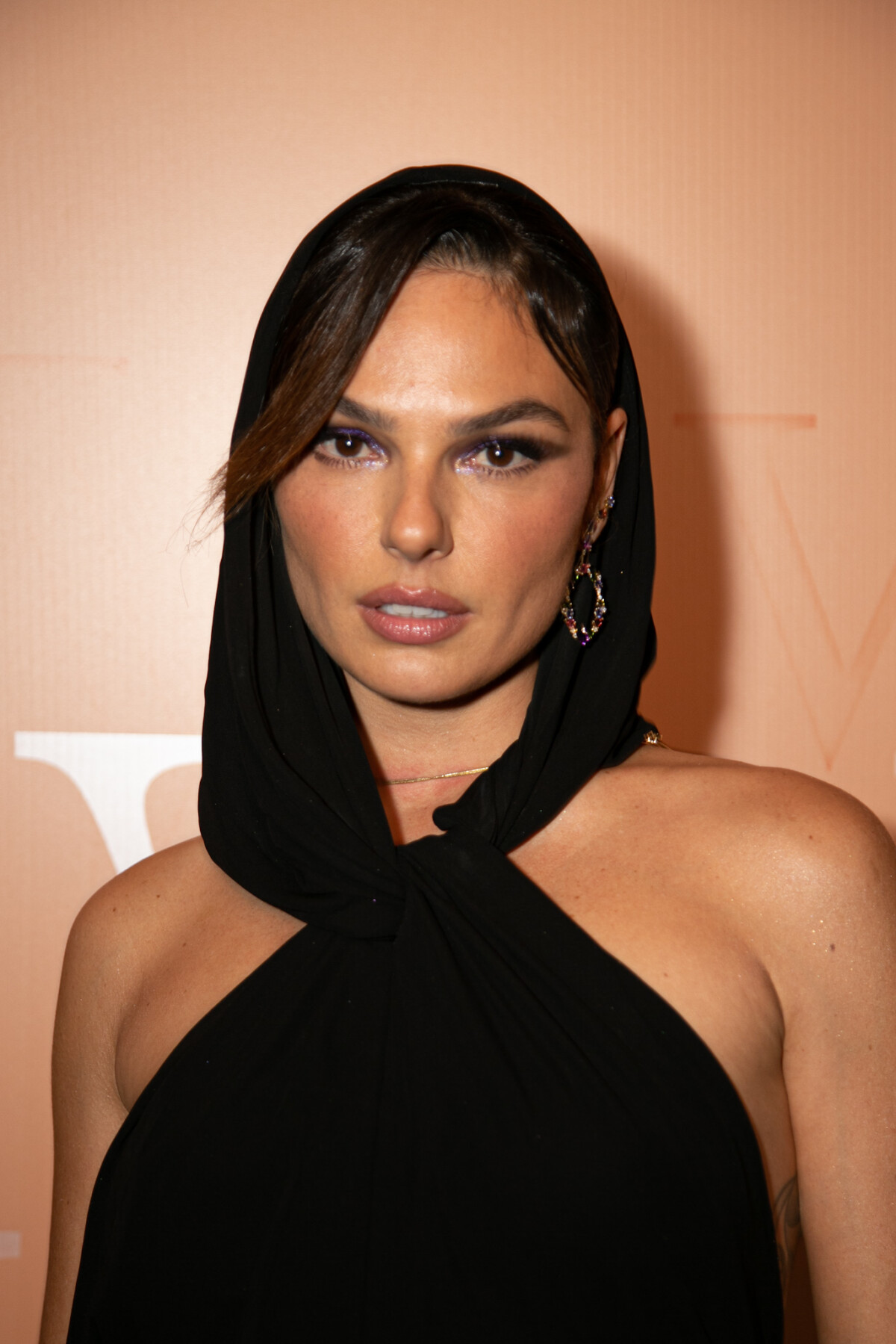 Foto: Look de Isis Valverde traz alças cruzadas na parte da frente, que ...