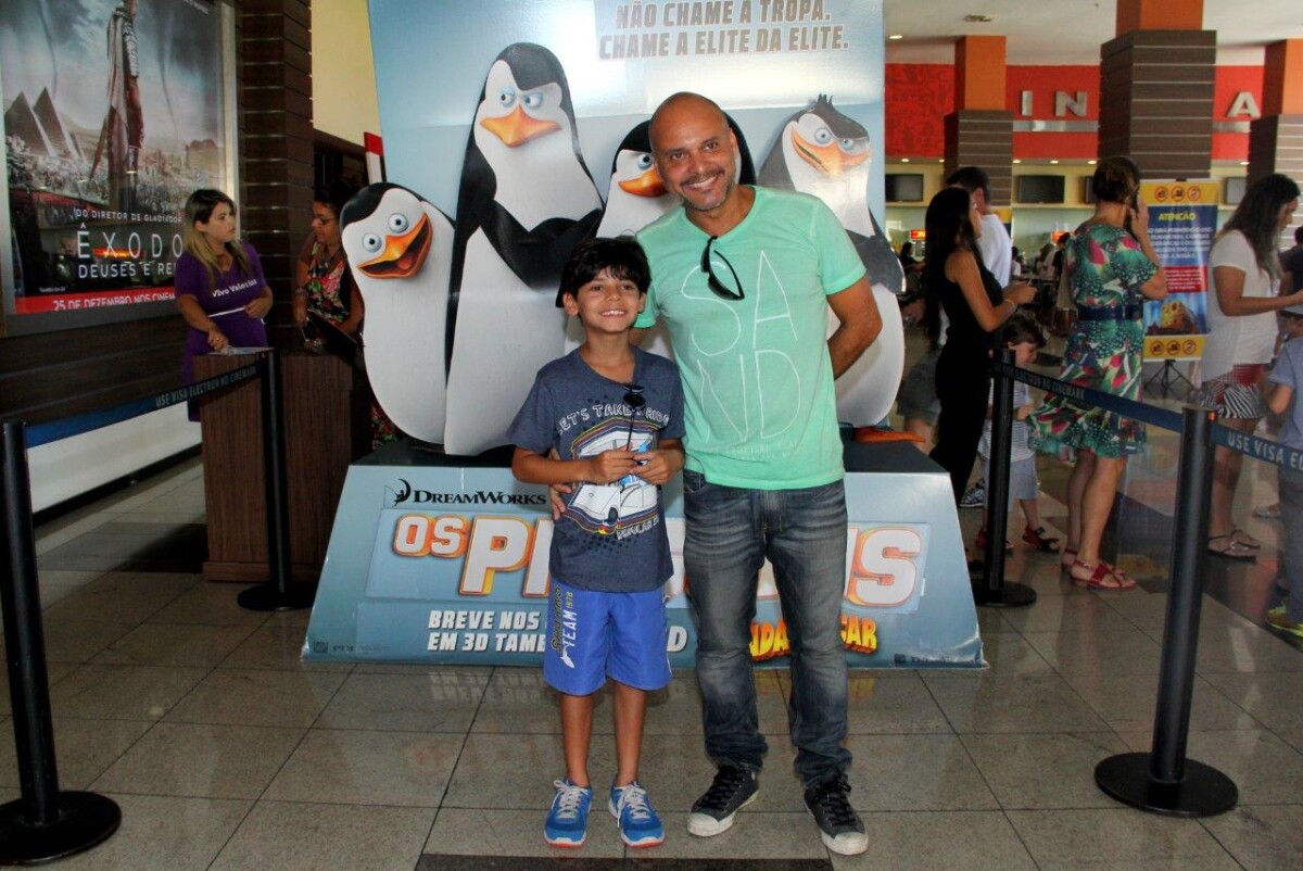 Foto: Claudio Galvan leva o filho, Arthur, à pré-estreia de 'Pinguins ...