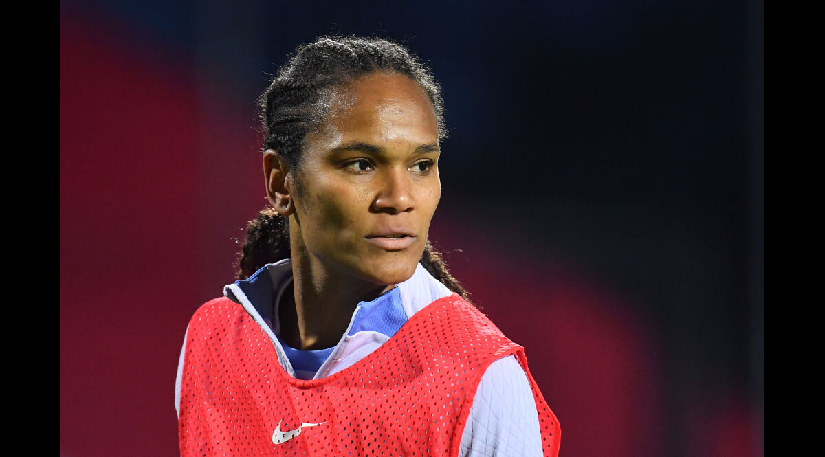 Foto: Wendie Renard, capitã da seleção francesa, aparece em segundo ...