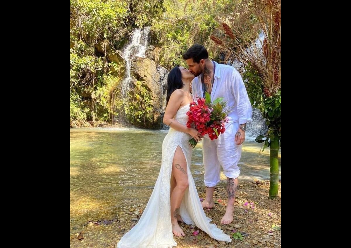 Foto: Cleo Pires usou um vestido branco e um buquê de flores vermelhas - Purepeople