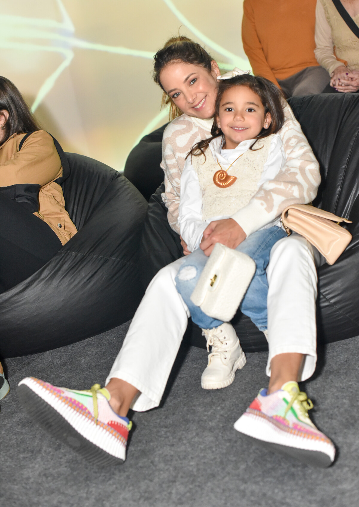 Foto: Filha de Ticiane Pinheiro e Cesar Tralli, Manuella ganhou colo da ...