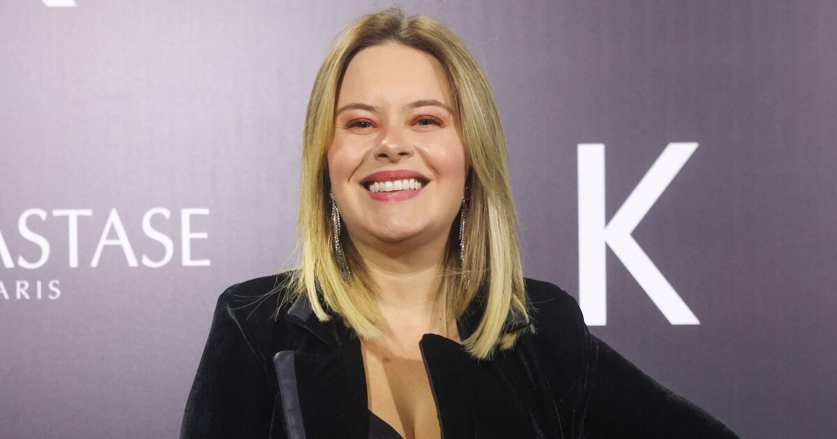 Mari Bridi aposta em look curto all black curto e fala da vida de ...