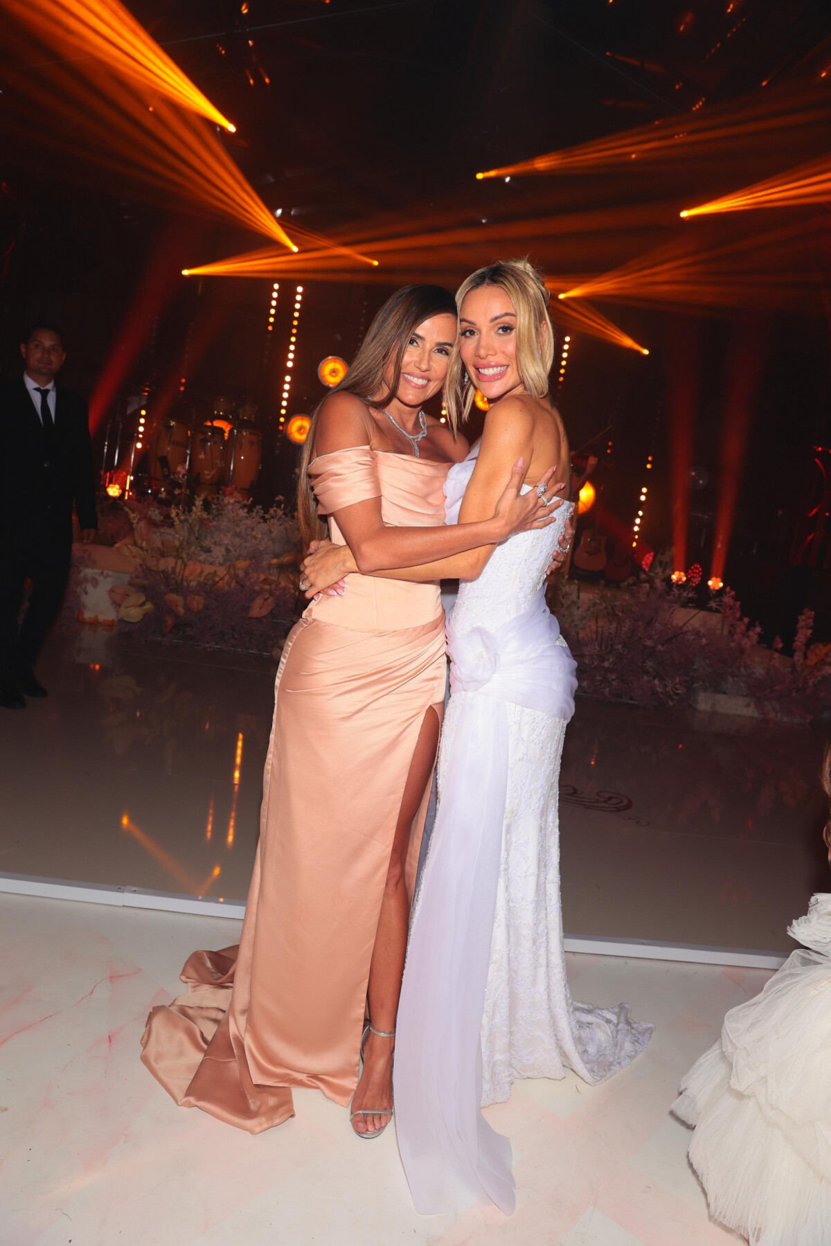 Foto: Deborah Secco foi madrinha de casamento luxuoso da influenciadora ...