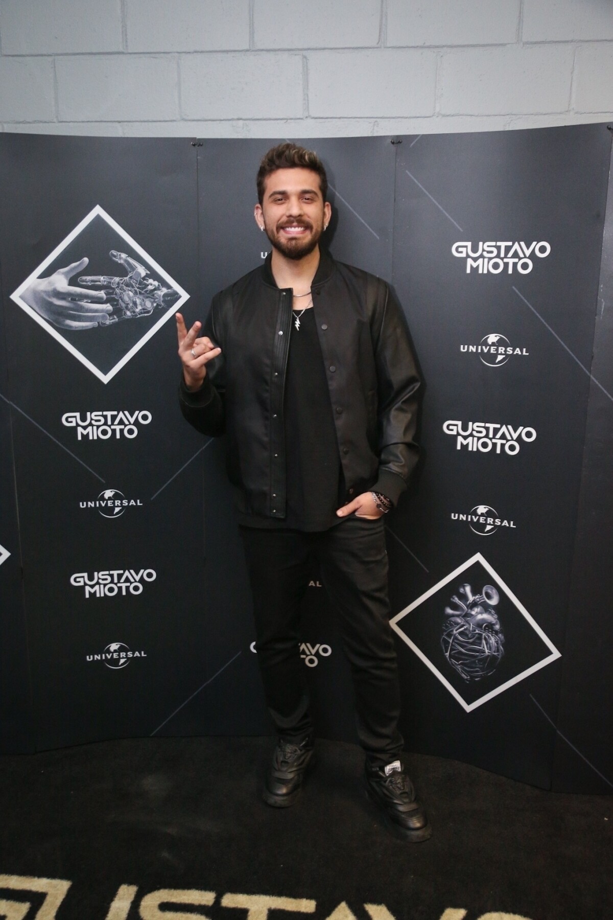 Foto: Gustavo Mioto foi visto embarcando para Orlando (EUA), onde irá ...