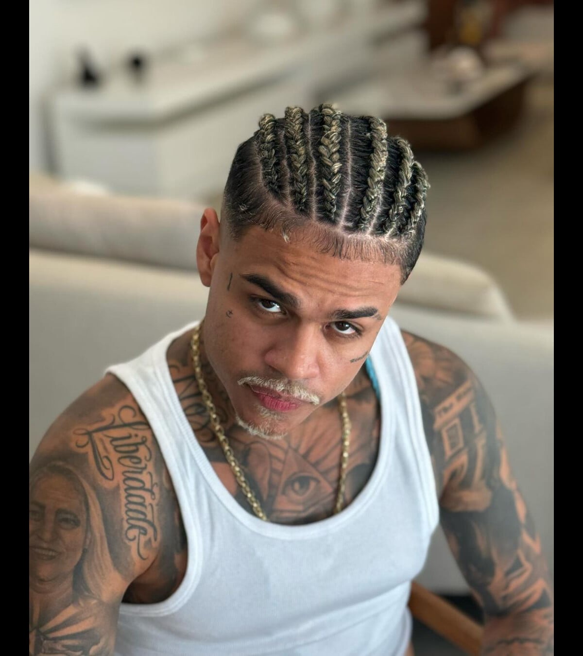 Foto: MC Cabelinho adotou um novo visual meses após separação de Bella ...