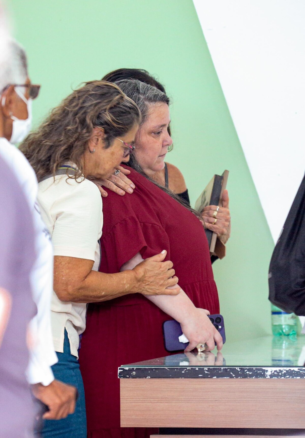 Foto: Corpo de Decimar Gonçalves foi velado com a presença da neta, que ...