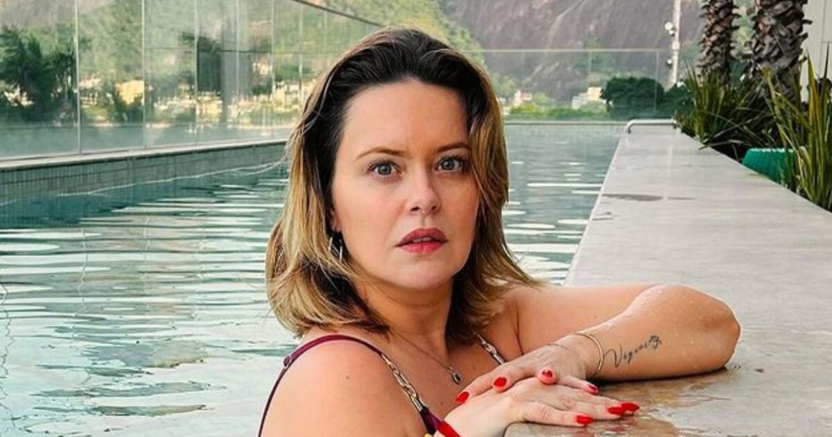 Mari Bridi destaca seios volumosos e deixa tatuagem íntima à mostra em biquíni fio-dental mínimo ...