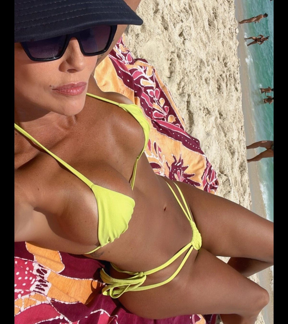 Foto: Fotos de Deborah Secco na praia esbanjando um corpo dos sonhos dão o que falar na web ...