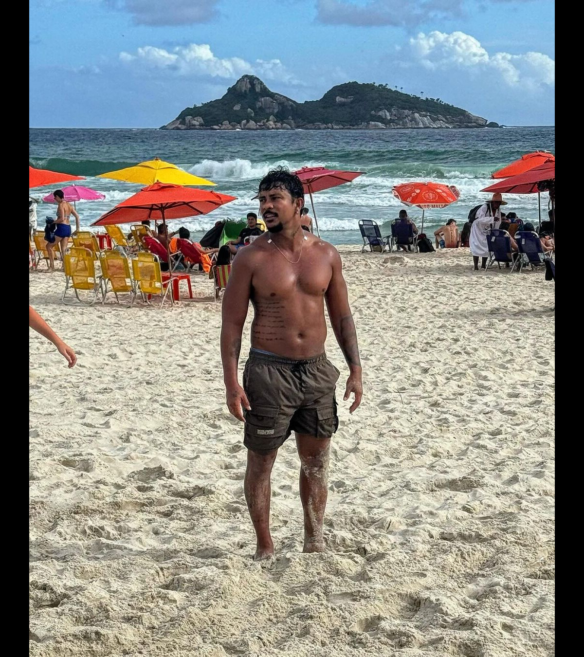 Foto: Xamã publicou uma foto sem camisa, destacando seus músculos em um dia de praia - Purepeople