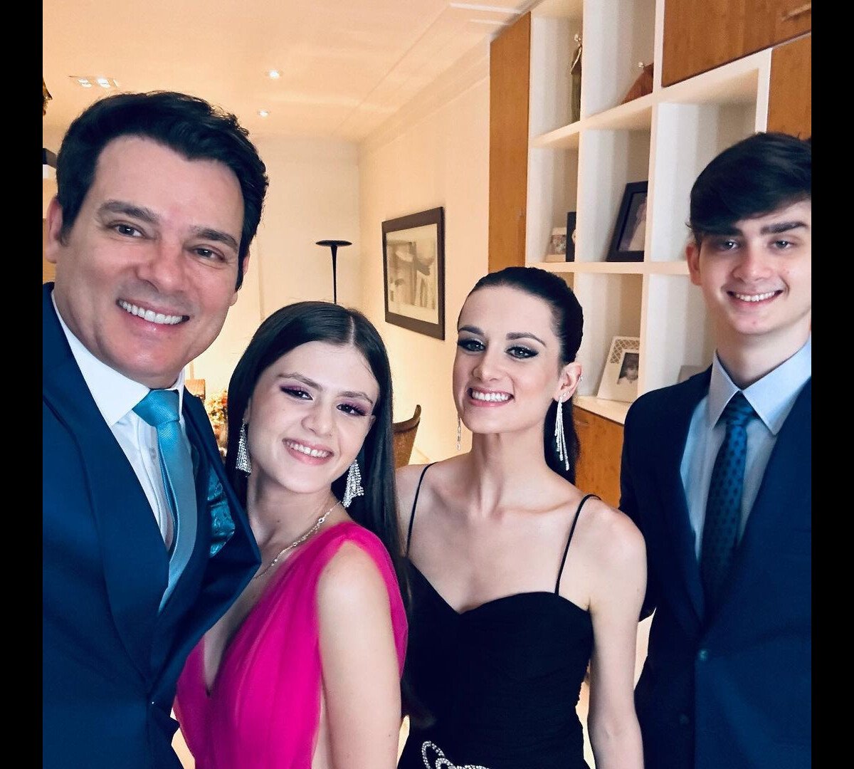 Foto: Celso Portiolli em foto com os filhos Laura, Luana e Pedro ...